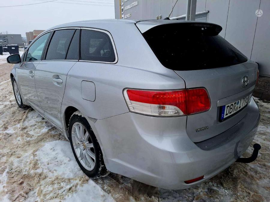 Grey Toyota Avensis 2010 in Jonava, with an engine capacity of 2.23 L and mileage of 294 thousand km for 3350 €, photo 10 on AUTOMOTO.COM.LV