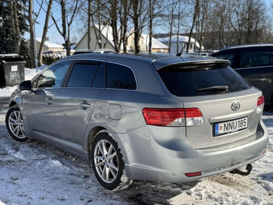 Grey Toyota Avensis 2010 in Siauliai, with an engine capacity of 2.23 L and mileage of 391 thousand km for 3200 €, photo 1 on AUTOMOTO.COM.LV