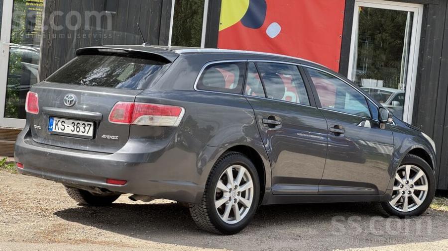 Pelēks Toyota Avensis 2010 Rīga, ar dzinēja tilpumu 2.20 L un nobraukumu 390 tūkst. km par 2990 €, foto 5 vietnē AUTOMOTO.COM.LV