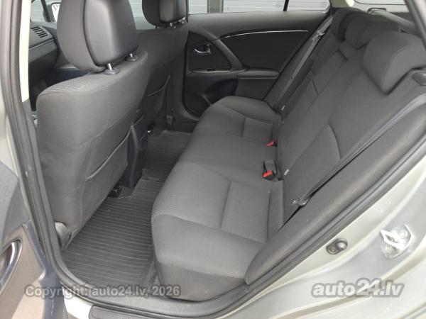 Pelēks Toyota Avensis 2010 Pērnava, ar dzinēja tilpumu 1.80 L un nobraukumu 217 tūkst. km par 2000 €, foto 5 vietnē AUTOMOTO.COM.LV