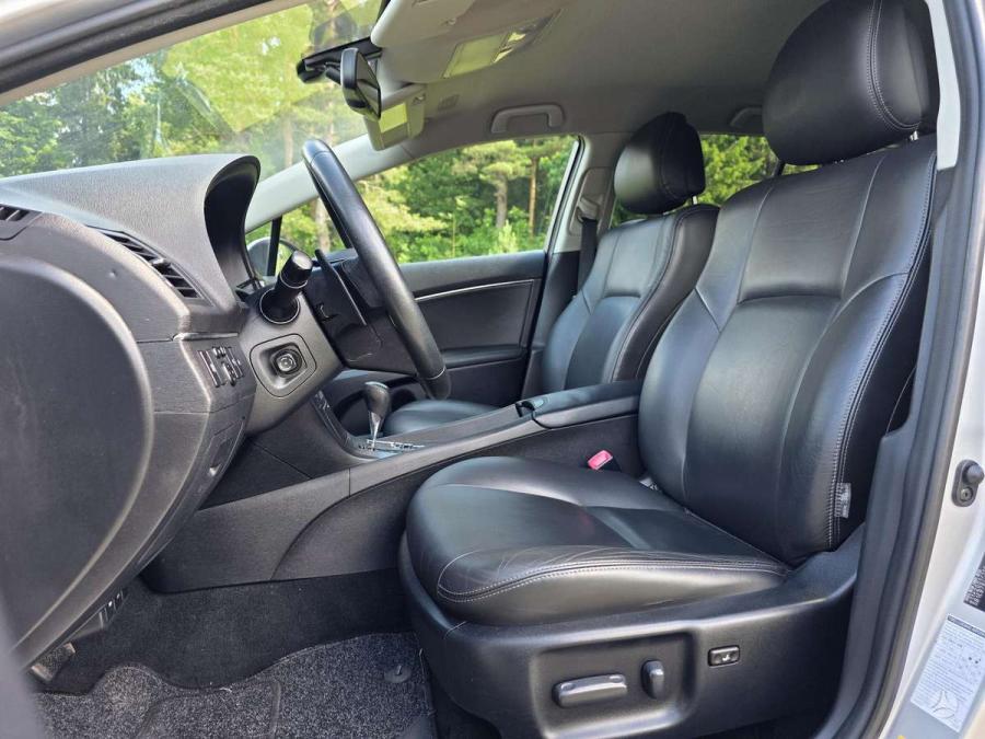 Grey Toyota Avensis 2010 in Telschi, with an engine capacity of 2.23 L and mileage of 248 thousand km for 4350 €, photo 29 on AUTOMOTO.COM.LV