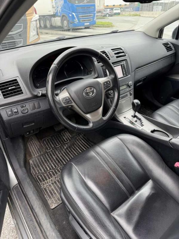 Серый Тойота Авенсис 2010 в Пасвалис, объемом двигателя 1.79 л и пробегом 240 тыс. км за 2800 €, фото 7 на AUTOMOTO.COM.LV