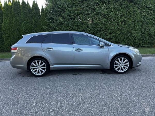 Pelēks Toyota Avensis 2010 Viļņa, ar dzinēja tilpumu 1.99 L un nobraukumu 210 tūkst. km par 4700 €, foto 4 vietnē AUTOMOTO.COM.LV