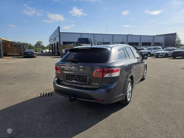 Pelēks Toyota Avensis 2010 Ukmergė, ar dzinēja tilpumu 2.00 L un nobraukumu 240 tūkst. km par 3650 €, foto 2 vietnē AUTOMOTO.COM.LV