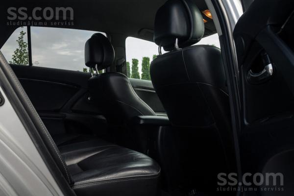 Pelēks Toyota Avensis 2010 Jelgava, ar dzinēja tilpumu 2.20 L un nobraukumu 360 tūkst. km par 3300 €, foto 9 vietnē AUTOMOTO.COM.LV