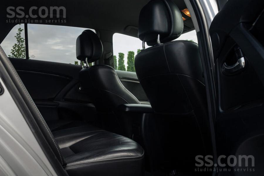 Pelēks Toyota Avensis 2010 Jelgava, ar dzinēja tilpumu 2.20 L un nobraukumu 360 tūkst. km par 3300 €, foto 9 vietnē AUTOMOTO.COM.LV