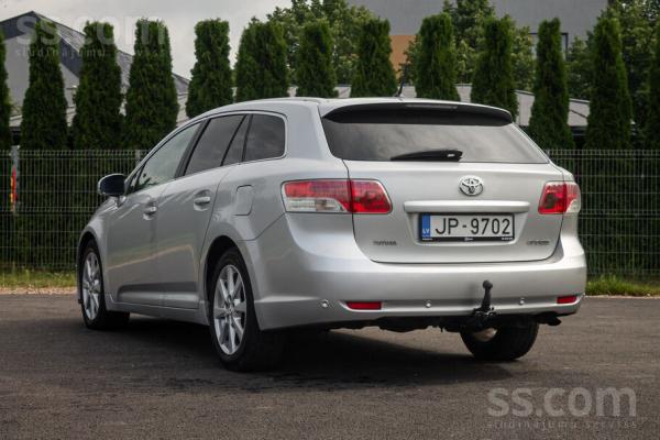 Pelēks Toyota Avensis 2010 Jelgava, ar dzinēja tilpumu 2.20 L un nobraukumu 360 tūkst. km par 3300 €, foto 5 vietnē AUTOMOTO.COM.LV
