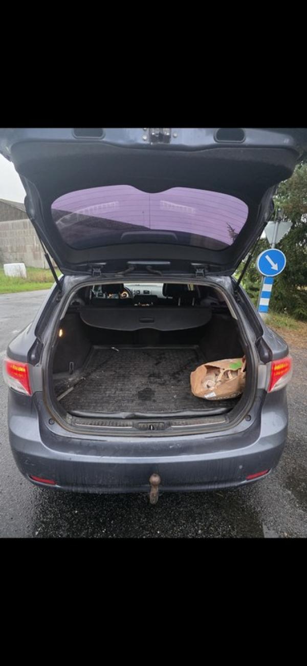 Grey Toyota Avensis 2010 in Tallinn, with an engine capacity of 2.00 L and mileage of 343 thousand km for 3000 €, photo 8 on AUTOMOTO.COM.LV