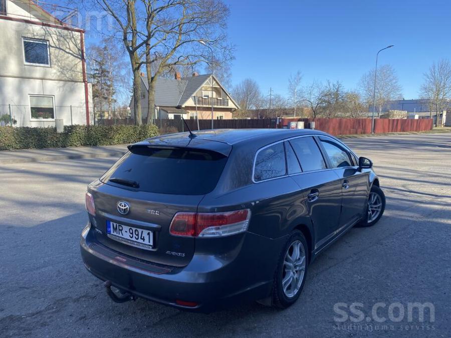 Pelēks Toyota Avensis 2011 Liepāja, ar dzinēja tilpumu 2.20 L un nobraukumu 175 tūkst. km par 1200 €, foto 1 vietnē AUTOMOTO.COM.LV