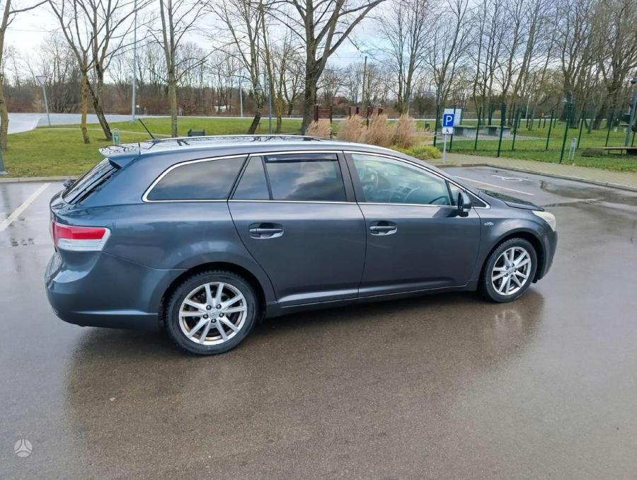 Grey Toyota Avensis 2011 in Klaipeda, with an engine capacity of 2.23 L and mileage of 211 thousand km for 5200 €, photo 2 on AUTOMOTO.COM.LV