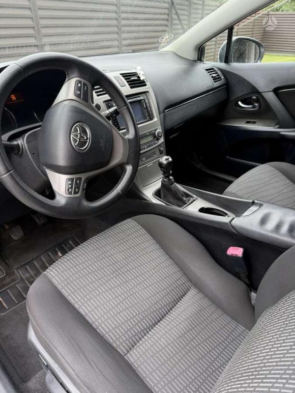Pelēks Toyota Avensis 2011 Viļņa, ar dzinēja tilpumu 2.00 L un nobraukumu 269 tūkst. km par 3950 €, foto 5 vietnē AUTOMOTO.COM.LV