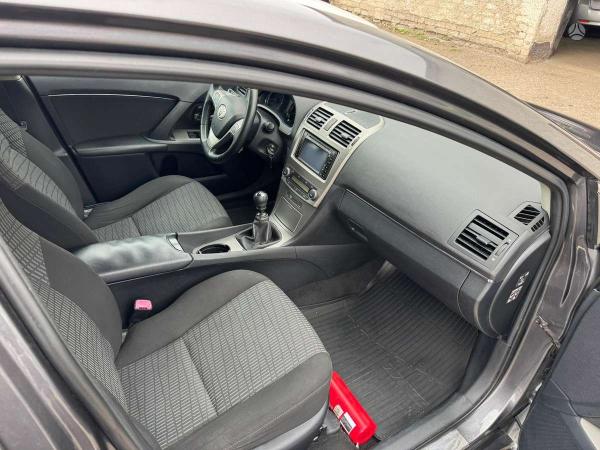 Pelēks Toyota Avensis 2011 Jurbarkas, ar dzinēja tilpumu 2.00 L un nobraukumu 258 tūkst. km par 4150 €, foto 9 vietnē AUTOMOTO.COM.LV