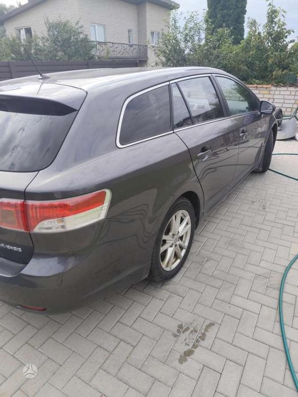 Pelēks Toyota Avensis 2011 Viļņa, ar dzinēja tilpumu 1.99 L un nobraukumu 305 tūkst. km par 4300 €, foto 7 vietnē AUTOMOTO.COM.LV
