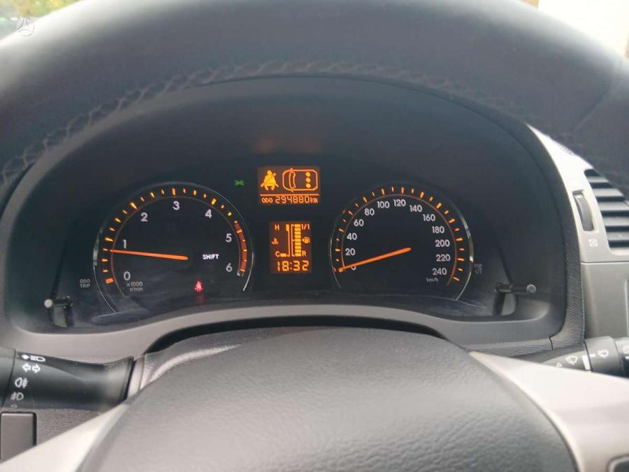 Pelēks Toyota Avensis 2011 Šauļi, ar dzinēja tilpumu 2.00 L un nobraukumu 276 tūkst. km par 2500 €, foto 3 vietnē AUTOMOTO.COM.LV