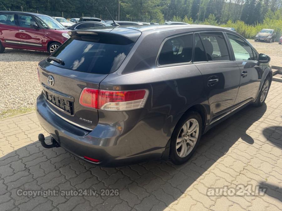 Pelēks Toyota Avensis 2011 Veru, ar dzinēja tilpumu 2.00 L un nobraukumu 338 tūkst. km par 3890 €, foto 4 vietnē AUTOMOTO.COM.LV