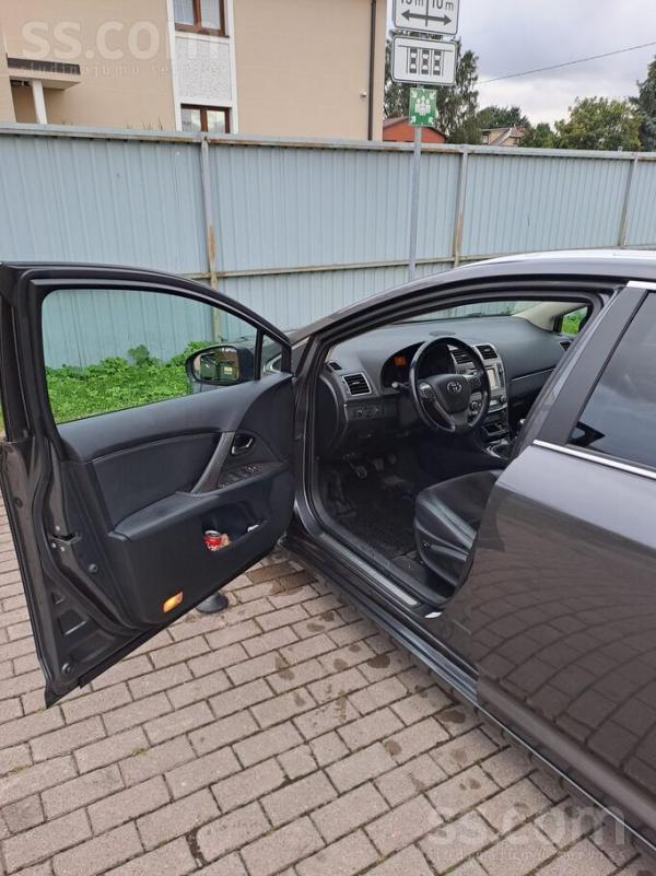 Pelēks Toyota Avensis 2012 Rīga, ar dzinēja tilpumu 2.20 L un nobraukumu 247 tūkst. km par 5150 €, foto 5 vietnē AUTOMOTO.COM.LV