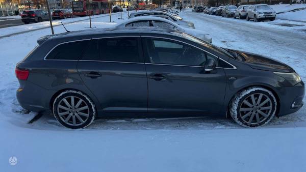 Pelēks Toyota Avensis 2012 Viļņa, ar dzinēja tilpumu 2.23 L un nobraukumu 300 tūkst. km par 4500 €, foto 5 vietnē AUTOMOTO.COM.LV