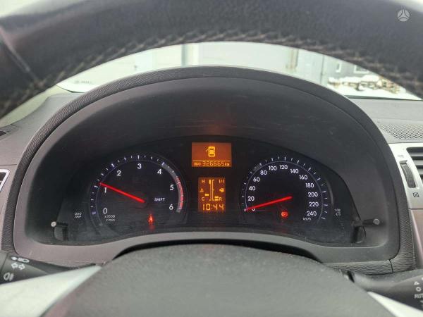 Pelēks Toyota Avensis 2012 Viļņa, ar dzinēja tilpumu 2.00 L un nobraukumu 327 tūkst. km par 5600 €, foto 11 vietnē AUTOMOTO.COM.LV