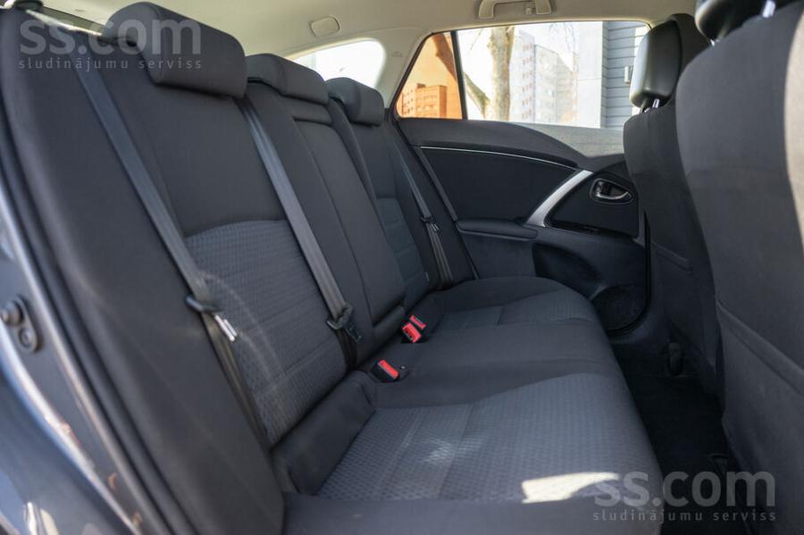 Pelēks Toyota Avensis 2012 Liepāja, ar dzinēja tilpumu 2.20 L un nobraukumu 288 tūkst. km par 6200 €, foto 13 vietnē AUTOMOTO.COM.LV