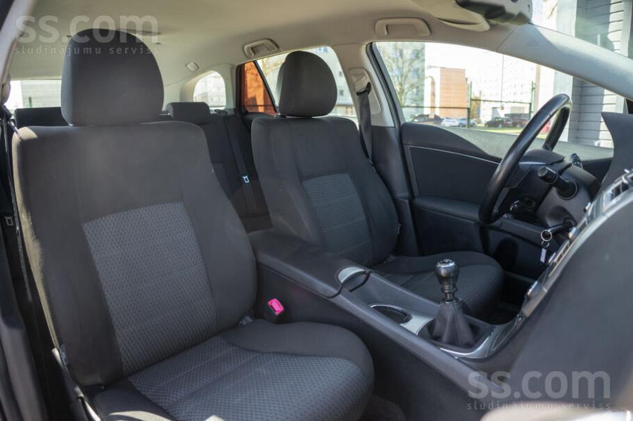 Pelēks Toyota Avensis 2012 Liepāja, ar dzinēja tilpumu 2.20 L un nobraukumu 288 tūkst. km par 6200 €, foto 15 vietnē AUTOMOTO.COM.LV