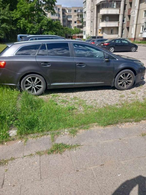 Pelēks Toyota Avensis 2012 Viļņa, ar dzinēja tilpumu 2.00 L un nobraukumu 330 tūkst. km par 4500 €, foto 2 vietnē AUTOMOTO.COM.LV