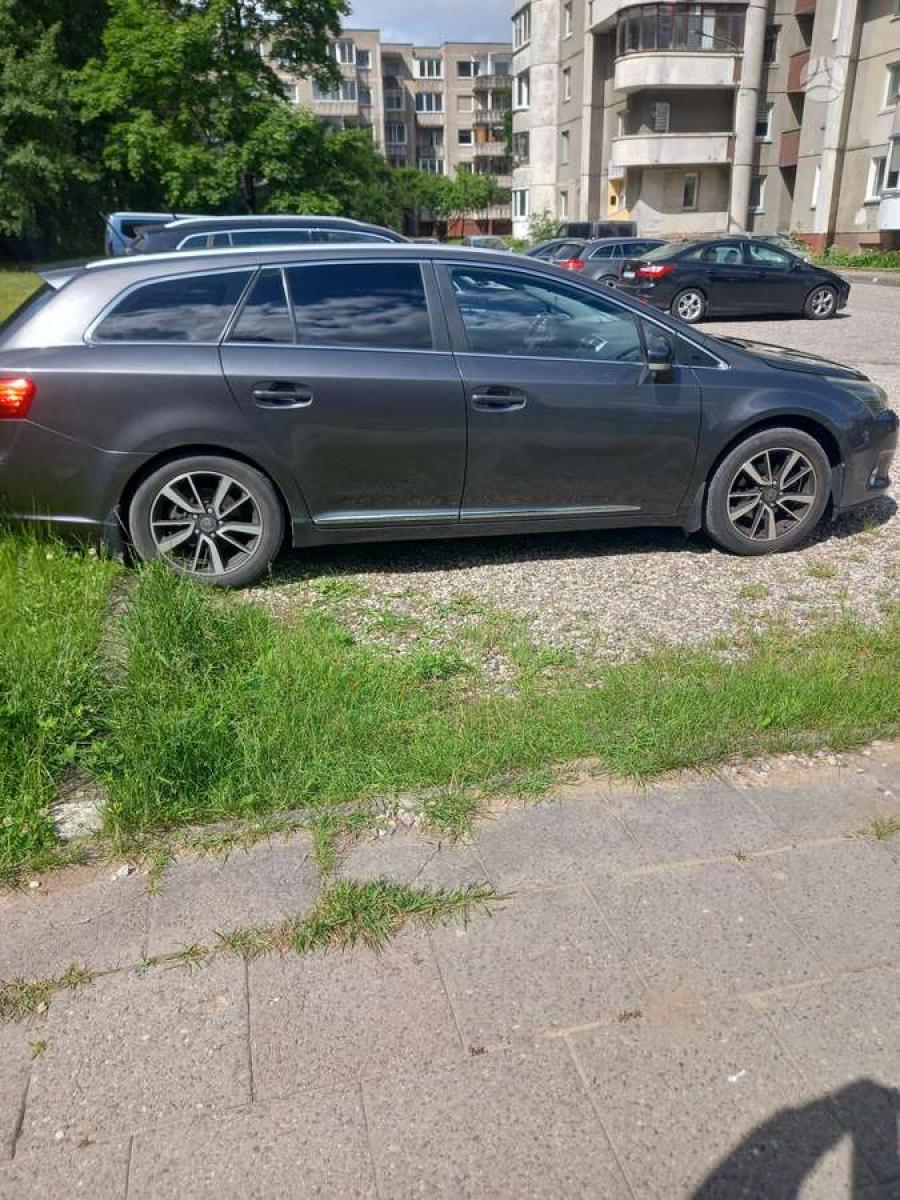 Pelēks Toyota Avensis 2012 Viļņa, ar dzinēja tilpumu 2.00 L un nobraukumu 330 tūkst. km par 4500 €, foto 3 vietnē AUTOMOTO.COM.LV