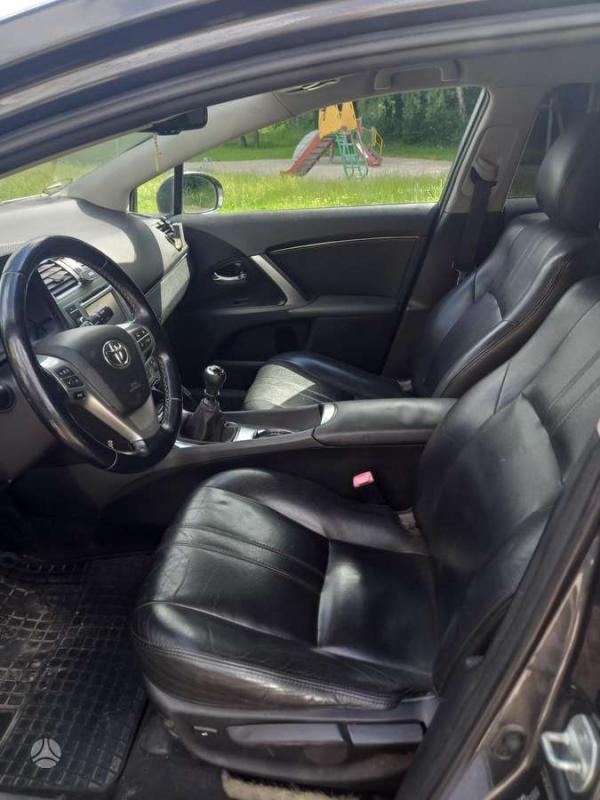 Pelēks Toyota Avensis 2012 Viļņa, ar dzinēja tilpumu 2.00 L un nobraukumu 330 tūkst. km par 4500 €, foto 4 vietnē AUTOMOTO.COM.LV