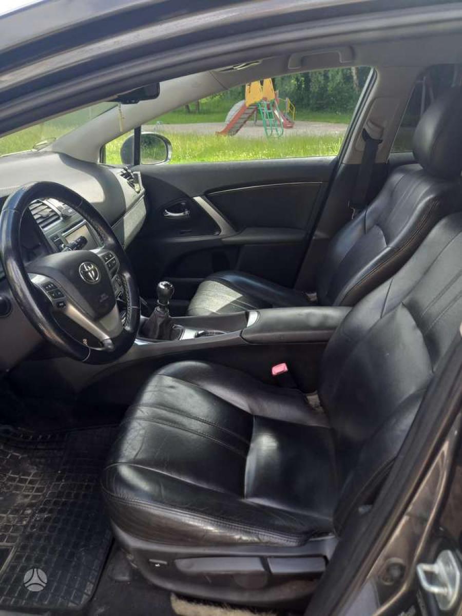 Pelēks Toyota Avensis 2012 Viļņa, ar dzinēja tilpumu 2.00 L un nobraukumu 330 tūkst. km par 4500 €, foto 5 vietnē AUTOMOTO.COM.LV