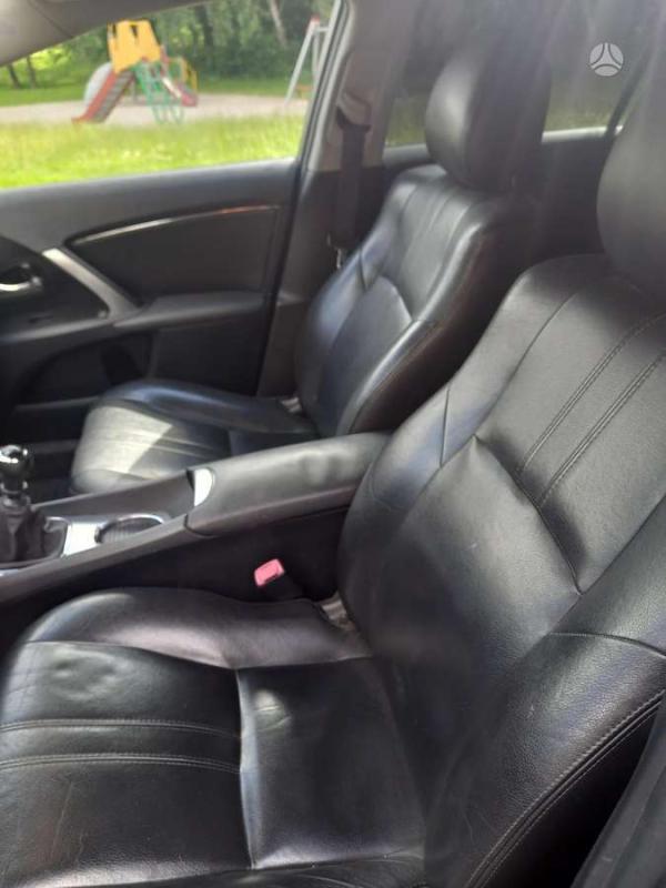 Pelēks Toyota Avensis 2012 Viļņa, ar dzinēja tilpumu 2.00 L un nobraukumu 330 tūkst. km par 4500 €, foto 5 vietnē AUTOMOTO.COM.LV