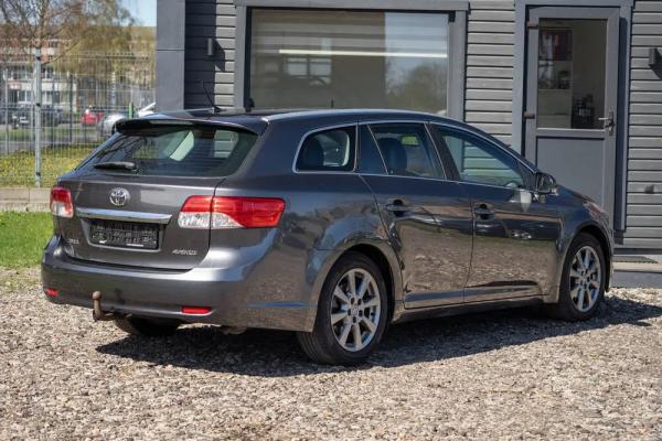 Grey Toyota Avensis 2012 in Liepaja, with an engine capacity of 2.20 L and mileage of 288 thousand km for 6200 €, photo 4 on AUTOMOTO.COM.LV