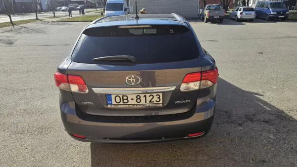Pelēks Toyota Avensis 2012 Rīga, ar dzinēja tilpumu 2.00 L un nobraukumu 276 tūkst. km par 5950 €, foto 6 vietnē AUTOMOTO.COM.LV