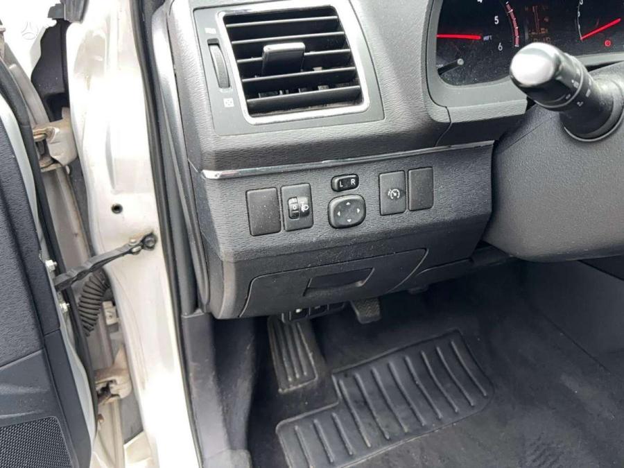Grey Toyota Avensis 2012 in Vilnius, with an engine capacity of 2.00 L and mileage of 393 thousand km for 3600 €, photo 12 on AUTOMOTO.COM.LV