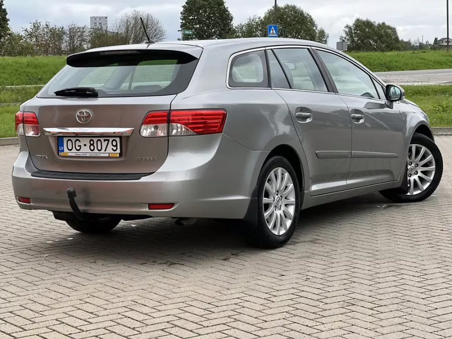 Grey Toyota Avensis 2012 in Jekabpils, with an engine capacity of 2.00 L and mileage of 286 thousand km for 6390 €, photo 3 on AUTOMOTO.COM.LV