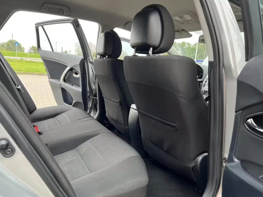 Grey Toyota Avensis 2012 in Jekabpils, with an engine capacity of 2.00 L and mileage of 286 thousand km for 6390 €, photo 17 on AUTOMOTO.COM.LV