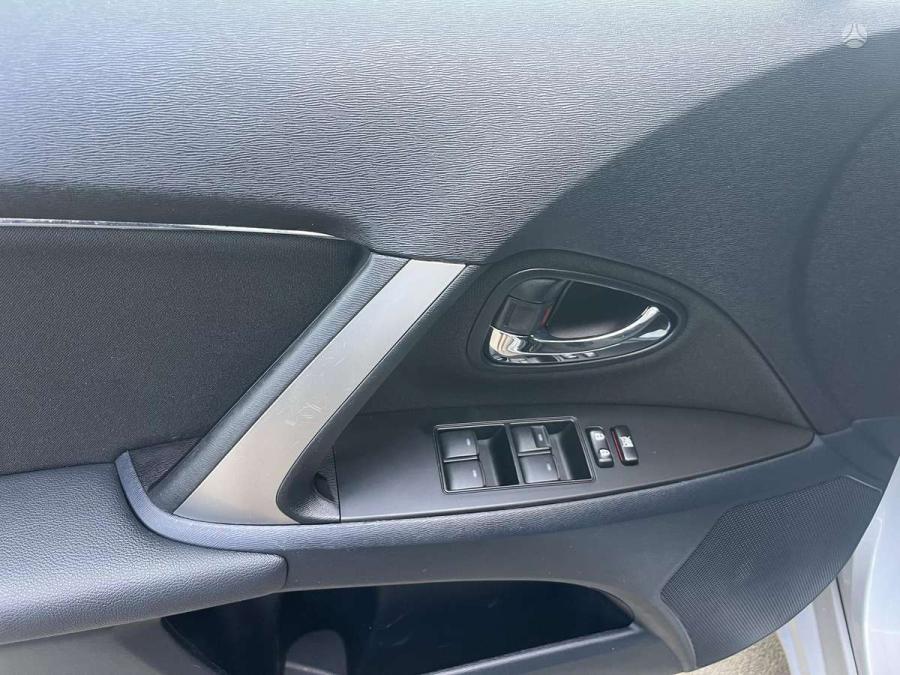 Pelēks Toyota Avensis 2012 Viļņa, ar dzinēja tilpumu 1.60 L un nobraukumu 236 tūkst. km par 7450 €, foto 23 vietnē AUTOMOTO.COM.LV