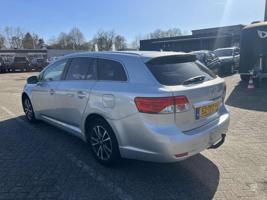 Pelēks Toyota Avensis 2012 Viļņa, ar dzinēja tilpumu 1.60 L un nobraukumu 236 tūkst. km par 7450 €, foto 40 vietnē AUTOMOTO.COM.LV