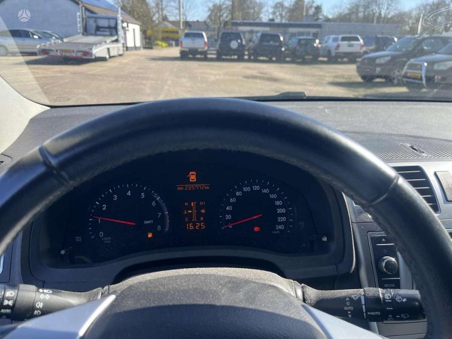 Pelēks Toyota Avensis 2012 Viļņa, ar dzinēja tilpumu 1.60 L un nobraukumu 236 tūkst. km par 7450 €, foto 41 vietnē AUTOMOTO.COM.LV