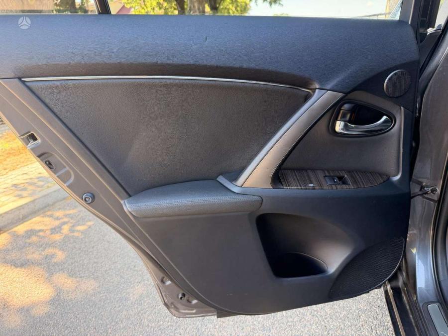 Grey Toyota Avensis 2012 in Taurage, with an engine capacity of 2.00 L and mileage of 267 thousand km for 5100 €, photo 19 on AUTOMOTO.COM.LV