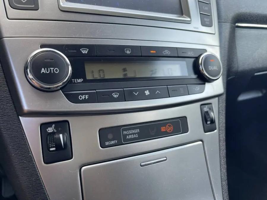 Pelēks Toyota Avensis 2012 Jūrmala, ar dzinēja tilpumu 2.00 L un nobraukumu 233 tūkst. km par 5250 €, foto 36 vietnē AUTOMOTO.COM.LV