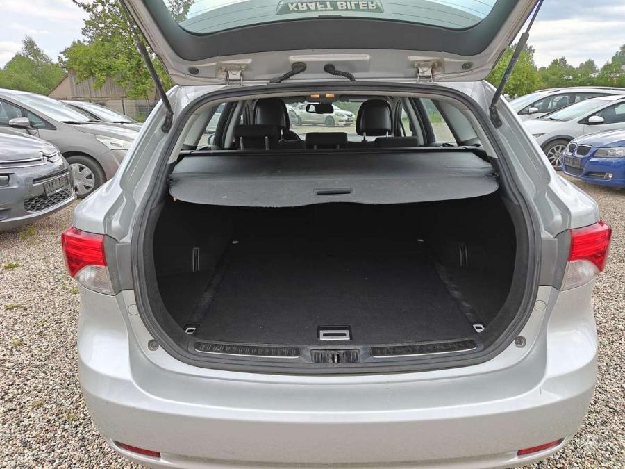 Pelēks Toyota Avensis 2012 Viļņa, ar dzinēja tilpumu 2.00 L un nobraukumu 393 tūkst. km par 3400 €, foto 24 vietnē AUTOMOTO.COM.LV