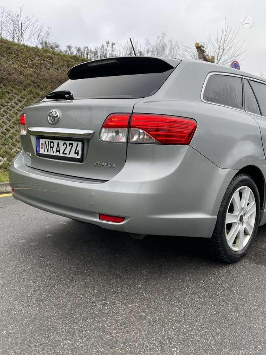 Grey Toyota Avensis 2013 in Vilnius, with an engine capacity of 2.23 L and mileage of 250 thousand km for 5700 €, photo 7 on AUTOMOTO.COM.LV