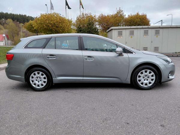 Pelēks Toyota Avensis 2013 Viļņa, ar dzinēja tilpumu 1.80 L un nobraukumu 132 tūkst. km par 7800 €, foto 4 vietnē AUTOMOTO.COM.LV