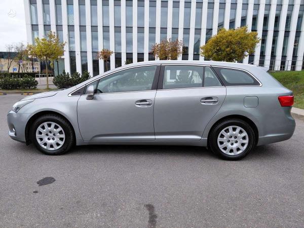 Pelēks Toyota Avensis 2013 Viļņa, ar dzinēja tilpumu 1.80 L un nobraukumu 132 tūkst. km par 7800 €, foto 5 vietnē AUTOMOTO.COM.LV