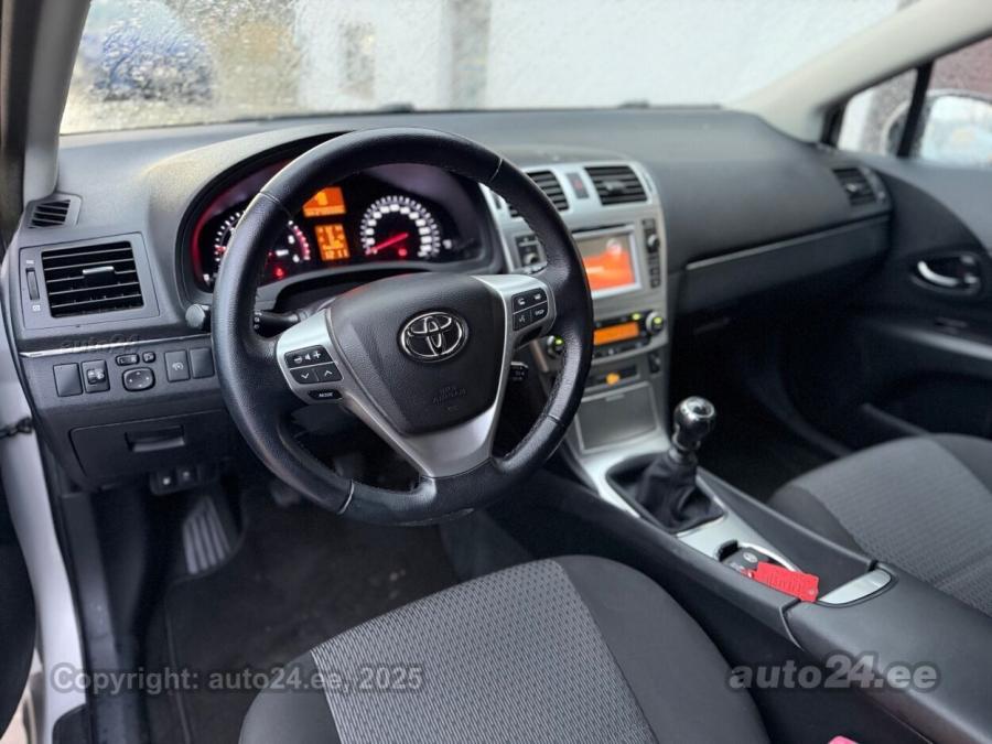 Pelēks Toyota Avensis 2014 Veru, ar dzinēja tilpumu 2.20 L un nobraukumu 279 tūkst. km par 6490 €, foto 5 vietnē AUTOMOTO.COM.LV