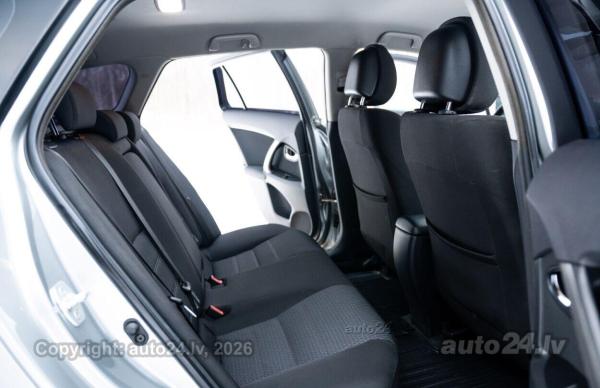 Pelēks Toyota Avensis 2014 Tallina, ar dzinēja tilpumu 1.80 L un nobraukumu 174 tūkst. km par 8990 €, foto 11 vietnē AUTOMOTO.COM.LV