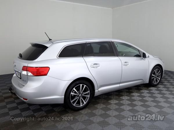 Pelēks Toyota Avensis 2014 Tallina, ar dzinēja tilpumu 2.20 L un nobraukumu 333 tūkst. km par 3999 €, foto 3 vietnē AUTOMOTO.COM.LV