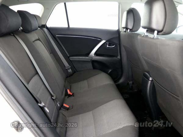 Pelēks Toyota Avensis 2014 Tallina, ar dzinēja tilpumu 2.20 L un nobraukumu 333 tūkst. km par 3999 €, foto 7 vietnē AUTOMOTO.COM.LV