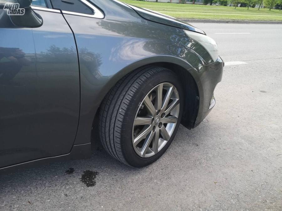 Grey Toyota Avensis 2014 in Ukmerge, with an engine capacity of 2.20 L and mileage of 219 thousand km for 5800 €, photo 10 on AUTOMOTO.COM.LV
