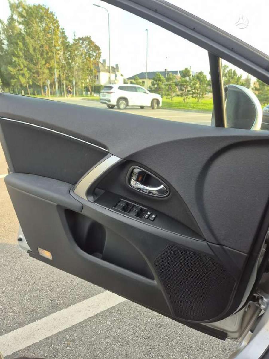 Pelēks Toyota Avensis 2014 Šauļi, ar dzinēja tilpumu 2.23 L un nobraukumu 191 tūkst. km par 5450 €, foto 21 vietnē AUTOMOTO.COM.LV
