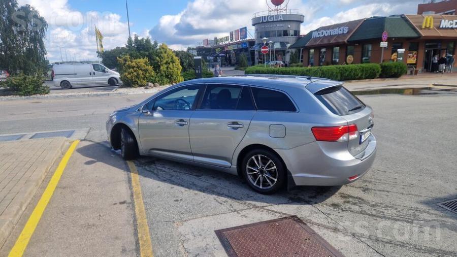 Pelēks Toyota Avensis 2014 Rīga, ar dzinēja tilpumu 1.80 L un nobraukumu 340 tūkst. km par 7200 €, foto 3 vietnē AUTOMOTO.COM.LV